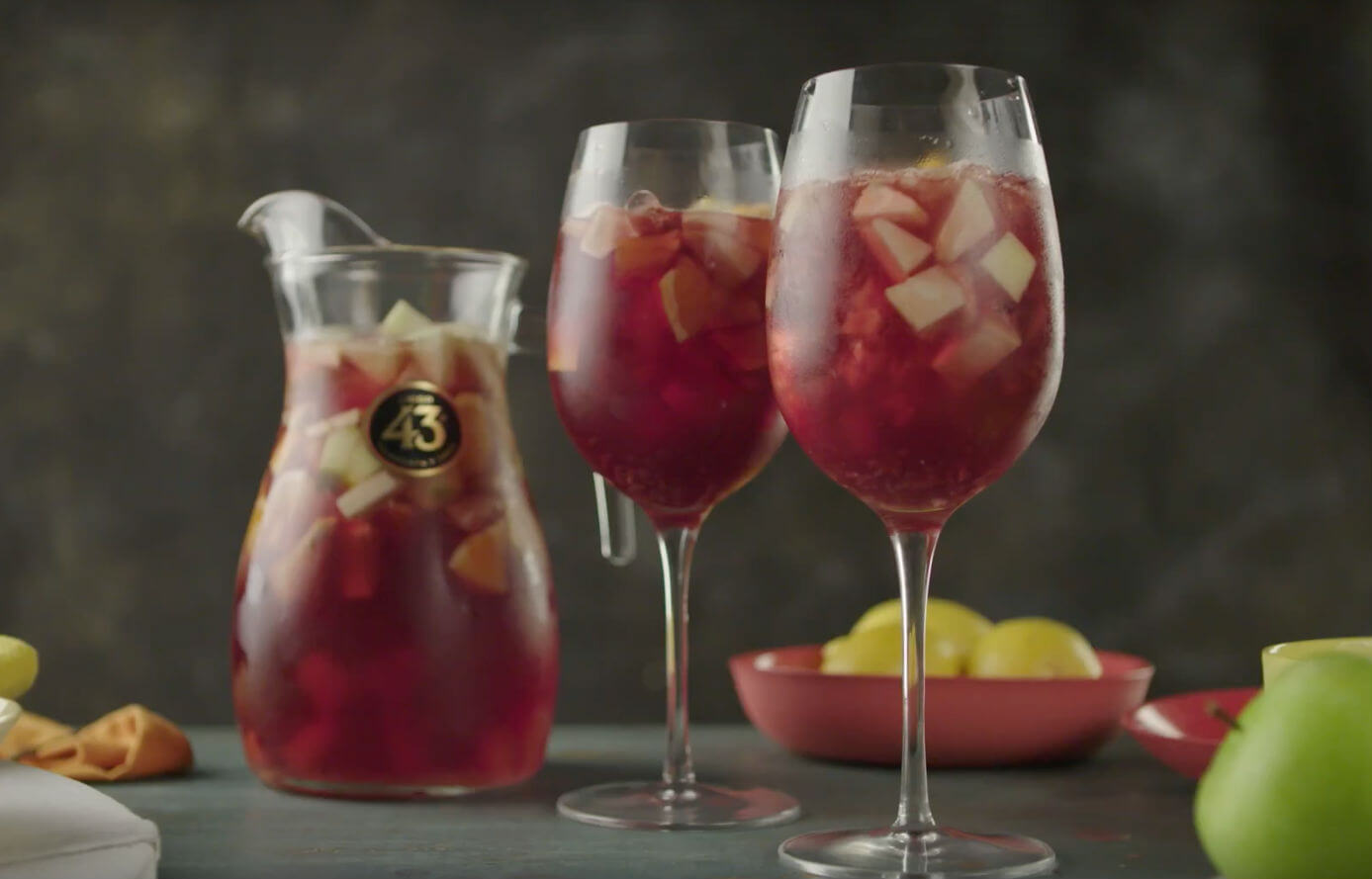 Deze rode sangria met Licor 43 is perfect voor warme dagen!